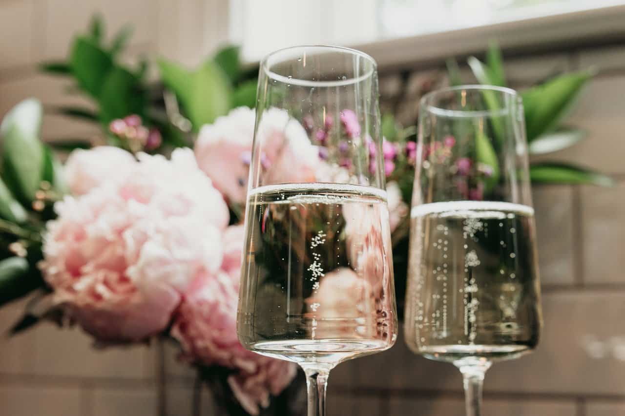 How To Drink Prosecco: The Ultimate Guide | DineWithDrinks