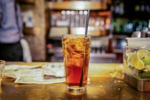 What Is a Rail Drink? (All You Need To Know) | DineWithDrinks