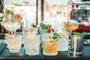 What Is a Rail Drink? (All You Need To Know) | DineWithDrinks