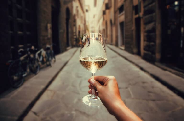 How To Drink Moscato (The Ultimate Moscato Guide) | DineWithDrinks