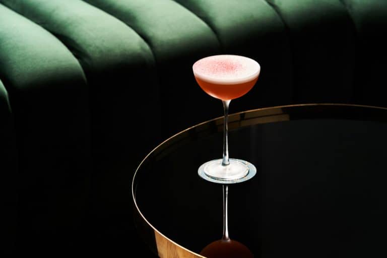 How To Hold Different Cocktail Glasses (With Pictures) | DineWithDrinks